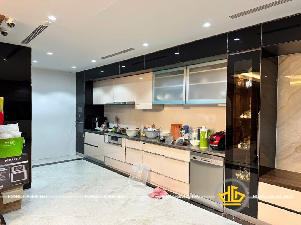 Một số mẫu tủ bếp bán cổ điển hợp thời 2025